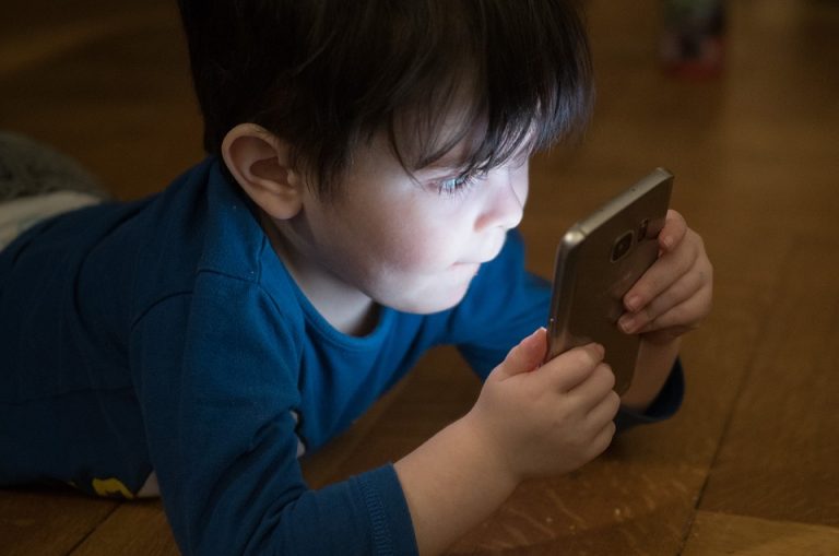 Screen Dependency Disorder Affects Children's Brain - Live In Tomorrow